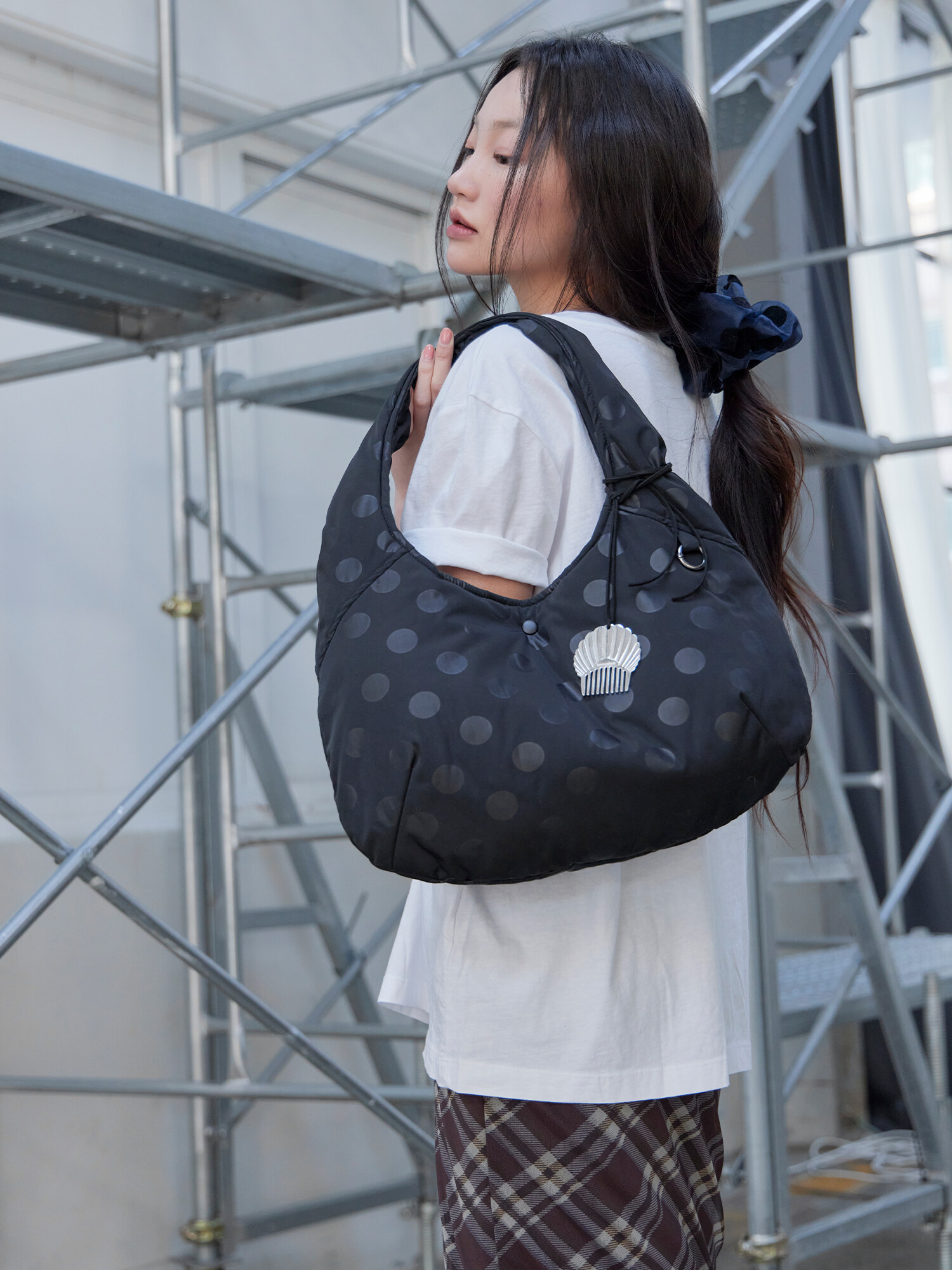 dot pebble bag (BK) - 감도 깊은 취향 셀렉트샵 29CM